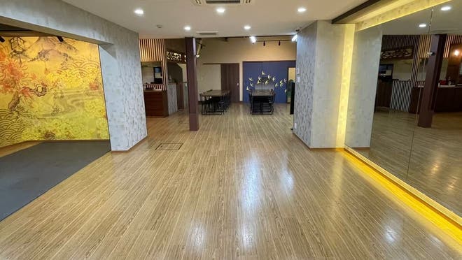 近鉄・JR桜井駅から徒歩5分 約80㎡オールフローリングで壁面鏡張り、天井高2.7m、インスタ映えするお洒落な空間の写真3