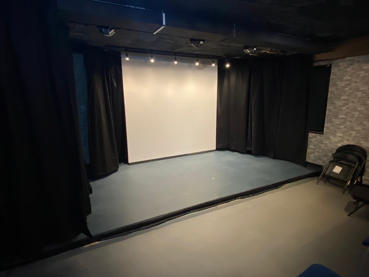 劇場レンタルライブスタジオです。客席キャパ40席。池袋駅徒歩3分です。の写真1