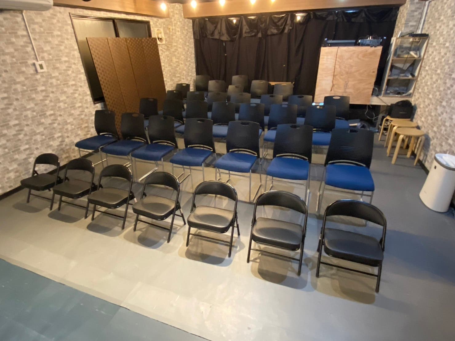 劇場レンタルライブスタジオです。客席キャパ40席。池袋駅徒歩3分です。の写真2