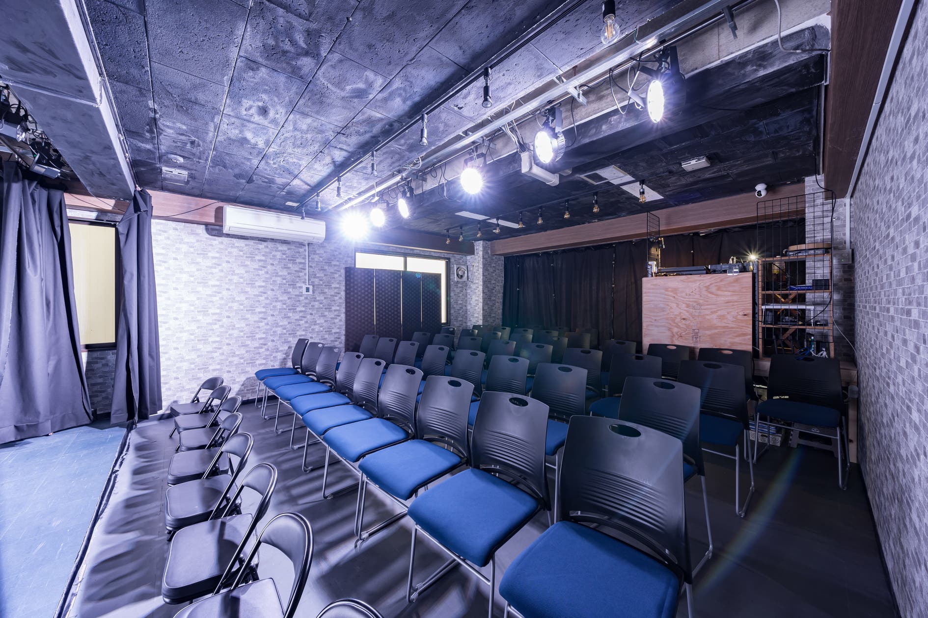 劇場レンタルライブスタジオです。客席キャパ40席。池袋駅徒歩3分です。の写真13