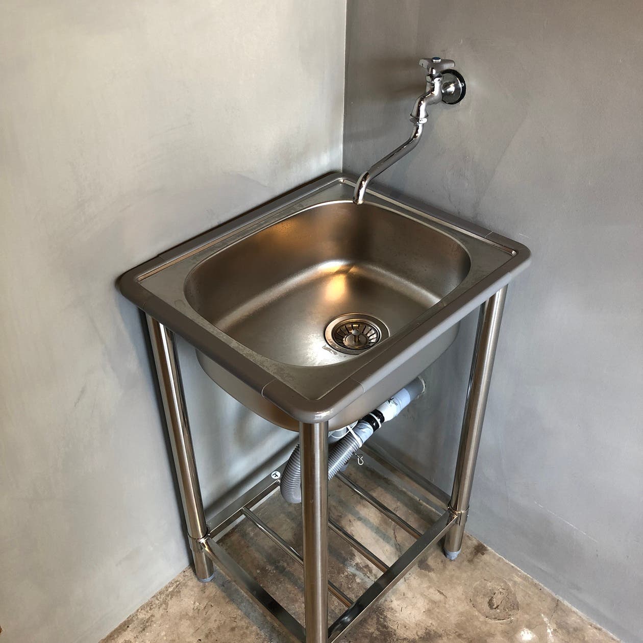 ポップアップストアやアパレルの展示会に最適な通り沿いに面した路面スペースの写真4