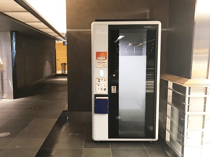 【テレキューブ】六本木ヒルズ森タワーの個室型ワークブース（04-01）です。視線と音を遮る、プライベートな集中環境。の写真1