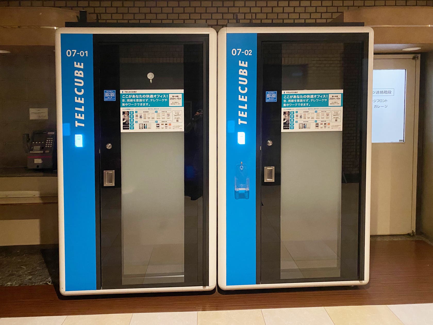 【テレキューブ】新青山ビルの個室型ワークブース（07-02）です。視線と音を遮る、プライベートな集中環境。の写真1