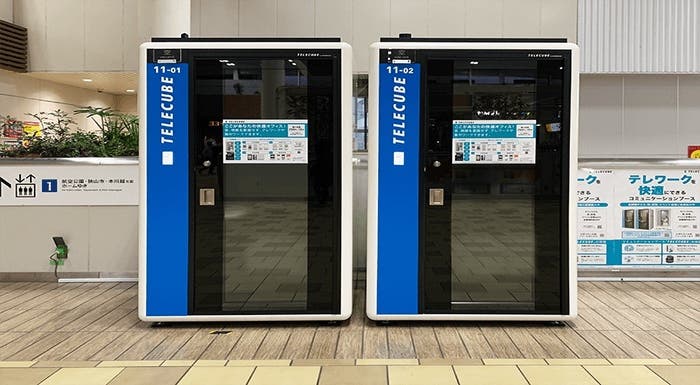 【テレキューブ】西武鉄道　所沢駅　改札内　コンコースの個室型ワークブース（11-02）です。