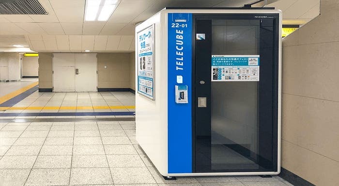 【テレキューブ】東武鉄道　北千住駅改札内の個室型ワークブース（22-01）です。視線と音を遮る、プライベートな集中環境。