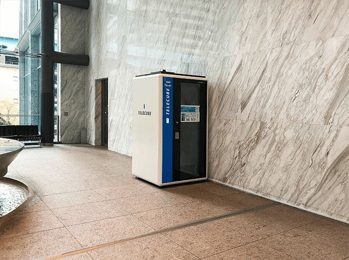 【テレキューブ】汐留ビルディングの個室型ワークブース（16-01）です。視線と音を遮る、プライベートな集中環境。の写真1