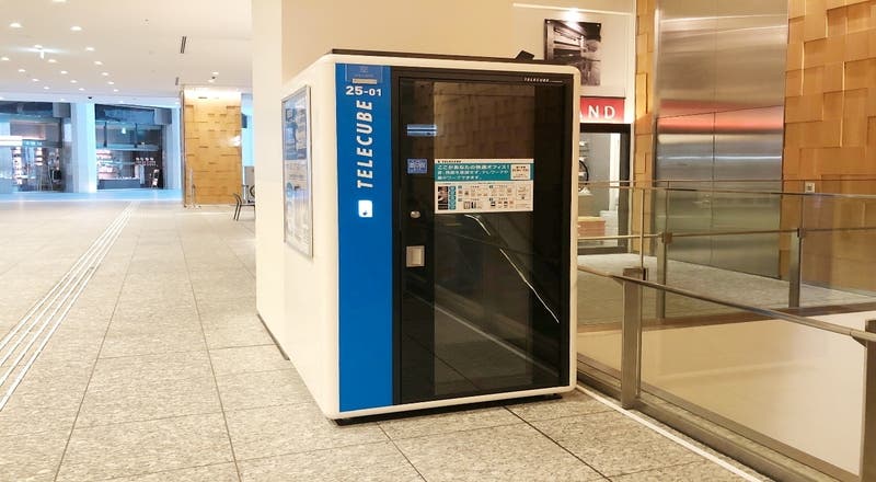 【テレキューブ】JPタワーの個室型ワークブース（25-02）です。視線と音を遮る、プライベートな集中環境。