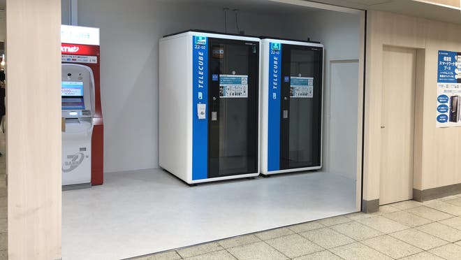 【テレキューブ】東武鉄道 北千住駅改札内 南側地下コンコースの個室型ワークブース(22-02)です。の写真1