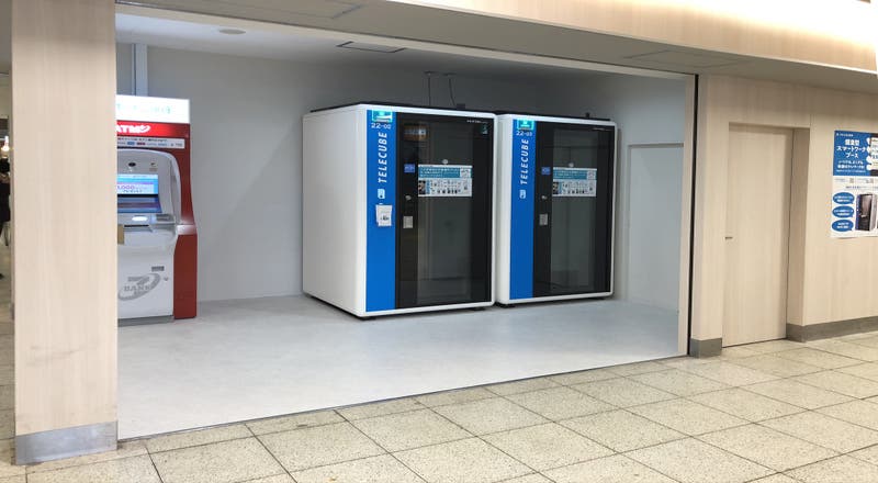 【テレキューブ】東武鉄道　北千住駅改札内　南側地下コンコースの個室型ワークブース（22-03）です。