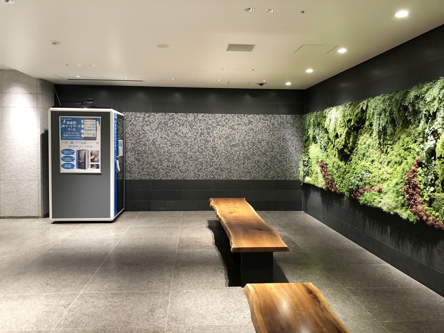 【テレキューブ】丸の内二丁目ビルの個室型ワークブース（15-01）です。視線と音を遮る、プライベートな集中環境。の写真1