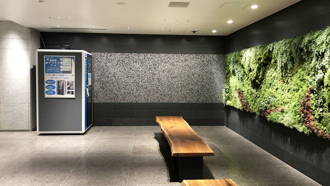 【テレキューブ】丸の内二丁目ビルの個室型ワークブース(15-01)です。視線と音を遮る、プライベートな集中環境。の写真1