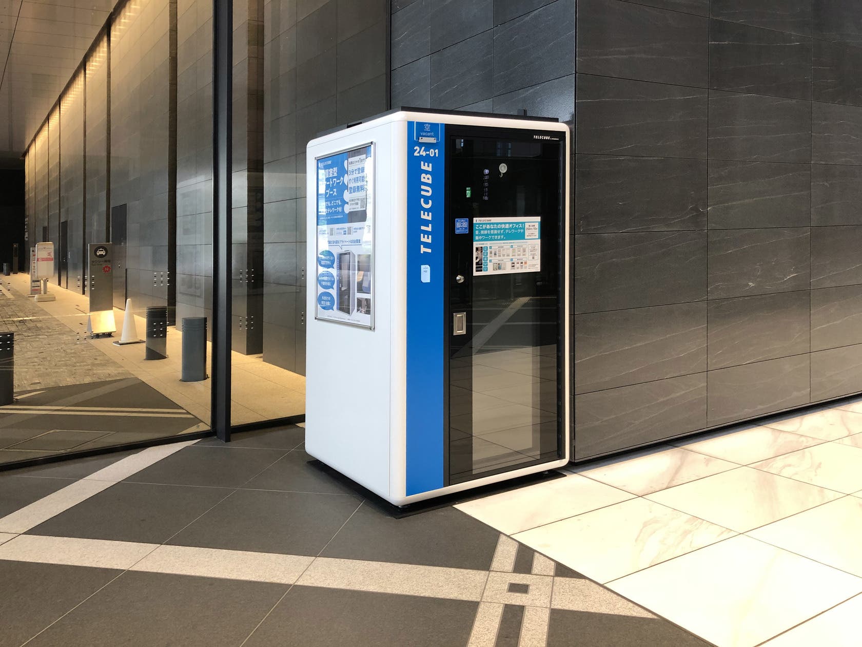 【テレキューブ】大手町グランキューブの個室型ワークブース（24-01）です。視線と音を遮る、プライベートな集中環境。の写真1