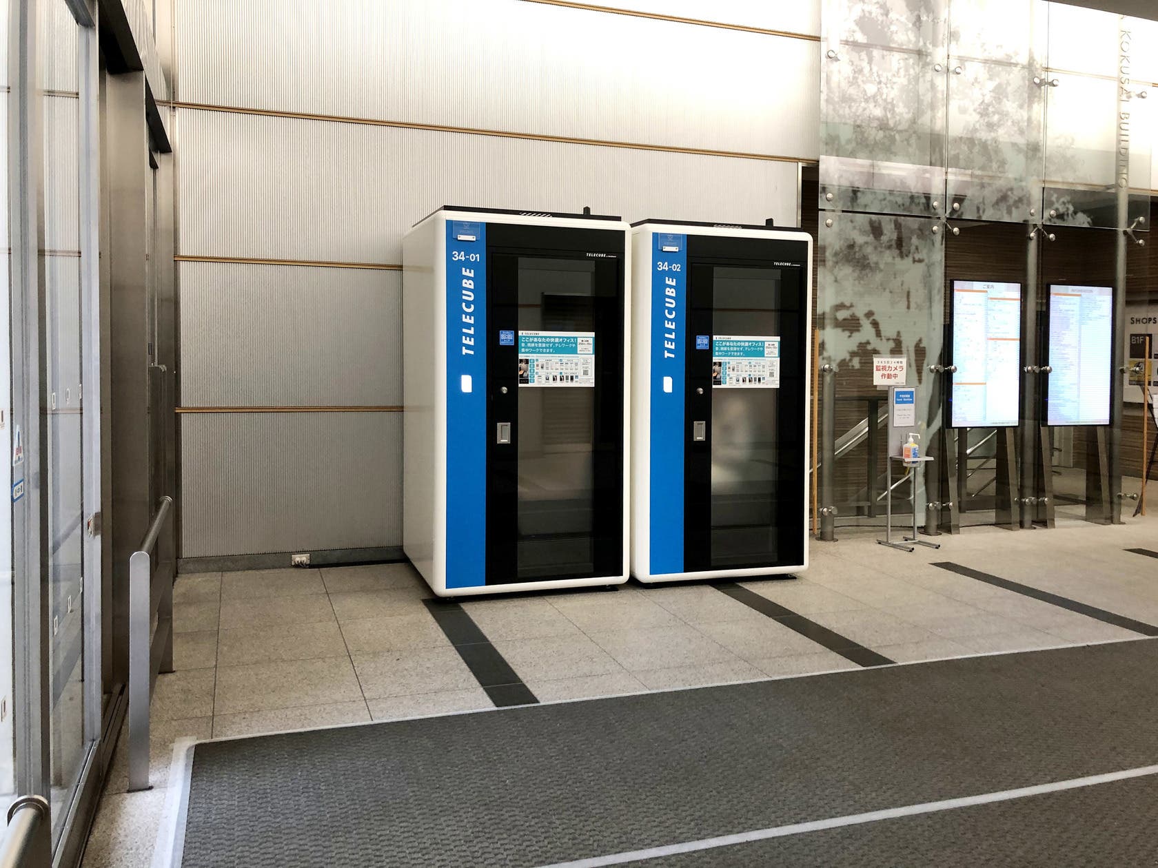 【テレキューブ】三田国際ビルの個室型ワークブース（34-02）です。視線と音を遮る、プライベートな集中環境。の写真1
