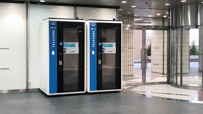 【テレキューブ】サンシャイン60ビルの個室型ワークブース(45-02)です。視線と音を遮る、プライベートな集中環境。の写真1