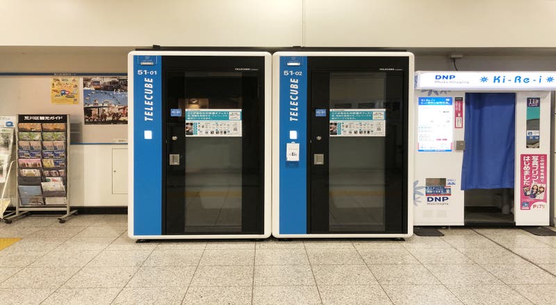 【テレキューブ】京成日暮里駅の個室型ワークブース（51-01）です。視線と音を遮る、プライベートな集中環境。