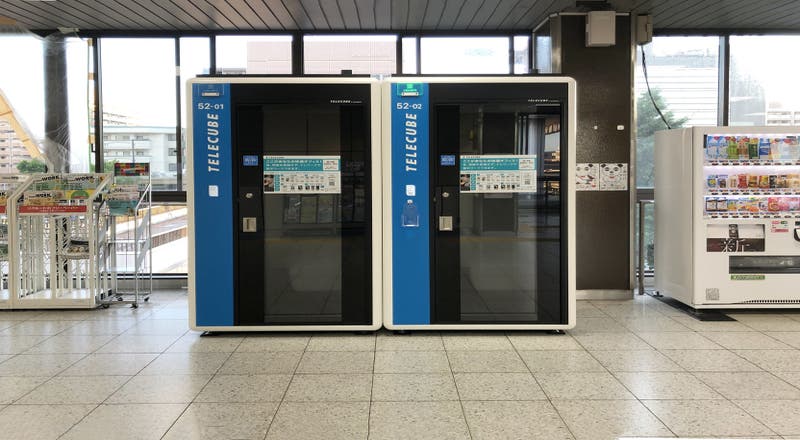 【テレキューブ】京成幕張本郷駅の個室型ワークブース（52-02）です。視線と音を遮る、プライベートな集中環境。