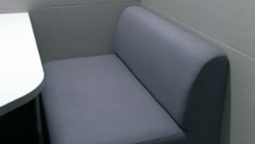 【テレキューブ】京成幕張本郷駅の個室型ワークブース(52-02)です。視線と音を遮る、プライベートな集中環境。の写真2