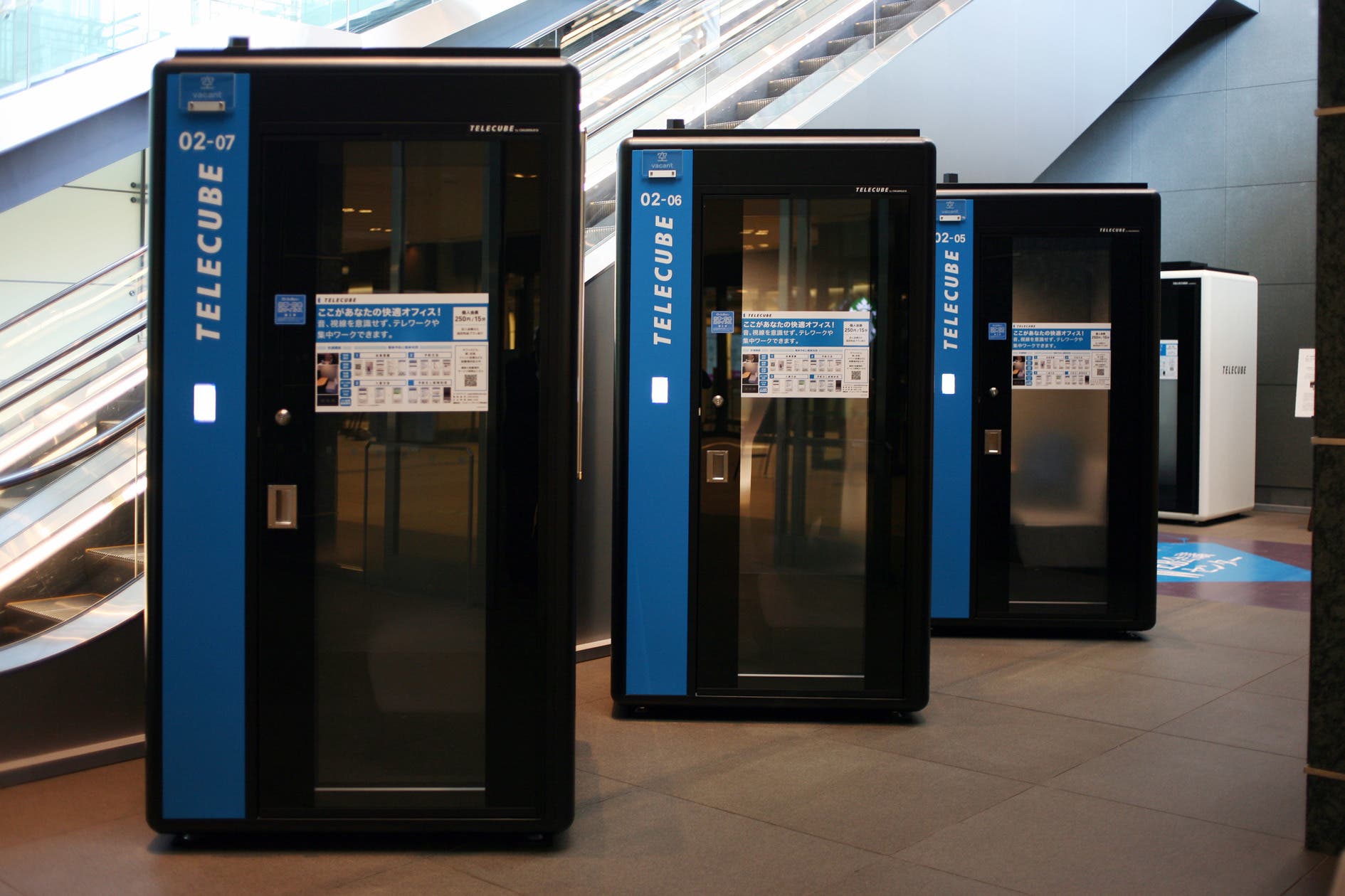【テレキューブ】新丸の内ビルの個室型ワークブース（02-08）です。視線と音を遮る、プライベートな集中環境。の写真1