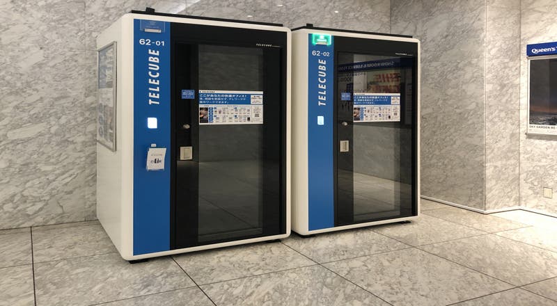 【テレキューブ】クイーンズタワーA棟の個室型ワークブース（62-01）です。視線と音を遮る、プライベートな集中環境。