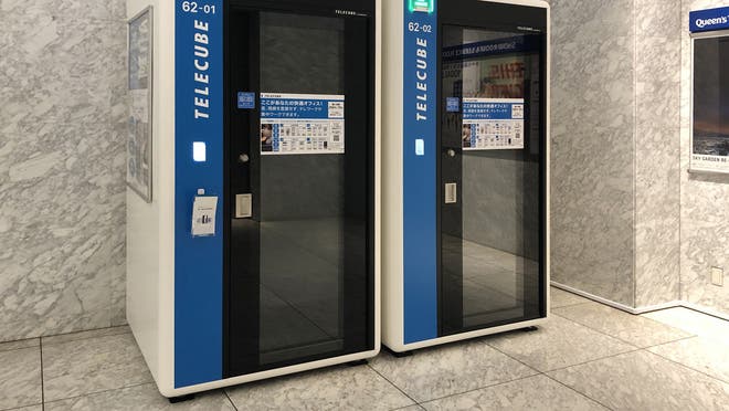 【テレキューブ】クイーンズタワーA棟の個室型ワークブース(62-01)です。視線と音を遮る、プライベートな集中環境。の写真1