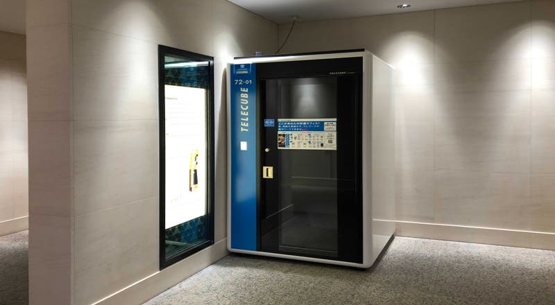 【テレキューブ】鉄鋼ビルディングの個室型ワークブース（72-01）です。視線と音を遮る、プライベートな集中環境。