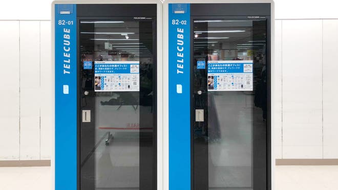 【テレキューブ】イトーヨーカドー多摩センター店の個室型ワークブース(82-02)です。視線と音を遮る、プライベートな集中環境。の写真1