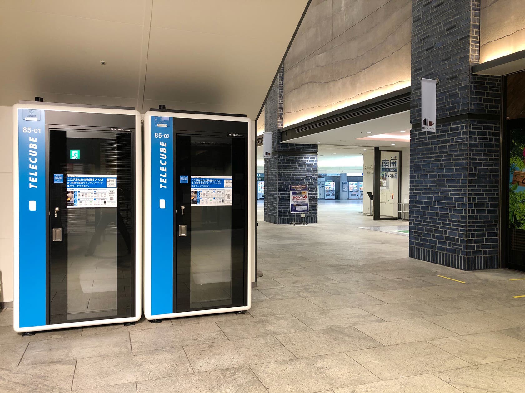 【テレキューブ】MARK IS みなとみらいの個室型ワークブース（85-01）です。視線と音を遮る、プライベートな集中環境。の写真1