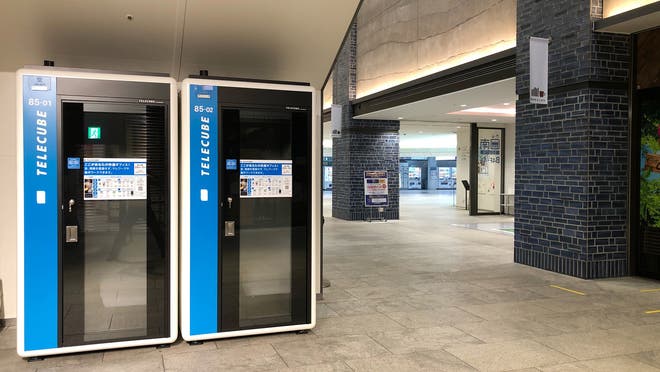 【テレキューブ】MARK IS みなとみらいの個室型ワークブース(85-02)です。視線と音を遮る、プライベートな集中環境。の写真1