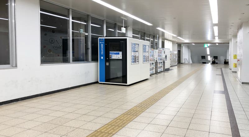 【テレキューブ】JR西日本　高槻駅改札外　北側通路の個室型ワークブース（95-01）です。