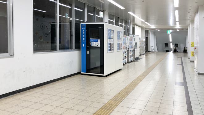 【テレキューブ】JR西日本 高槻駅改札外 北側通路の個室型ワークブース(95-02)です。の写真1