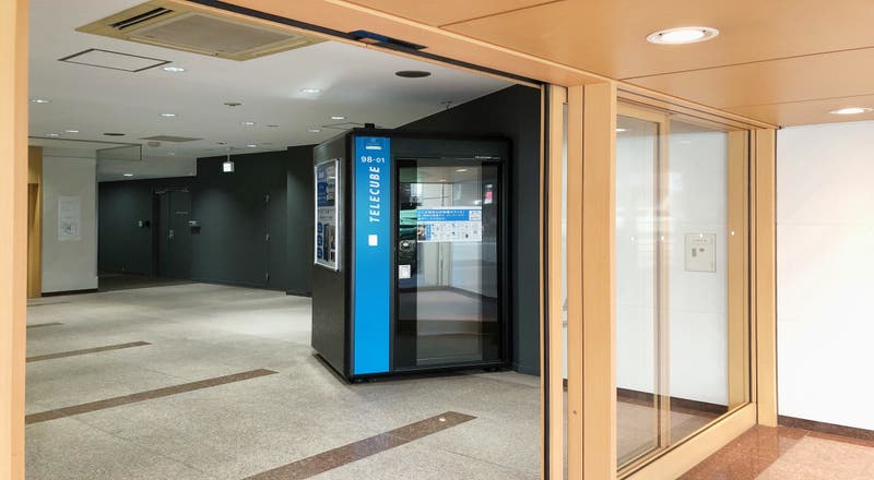 【テレキューブ】飯田橋駅東口ビルの個室型ワークブース（98-01）です。視線と音を遮る、プライベートな集中環境。