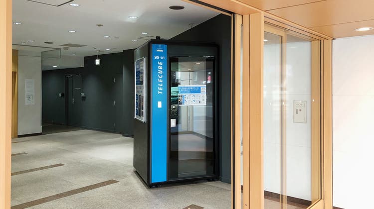 【テレキューブ】飯田橋駅東口ビルの個室型ワークブース(98-01)です。視線と音を遮る、プライベートな集中環境。の写真1