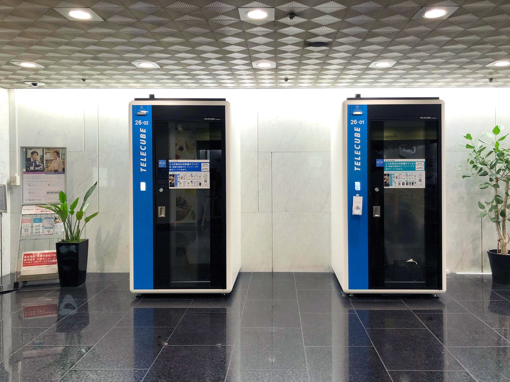 【テレキューブ】阪急ターミナルビルの個室型ワークブース（26-02）です。視線と音を遮る、プライベートな集中環境。の写真1