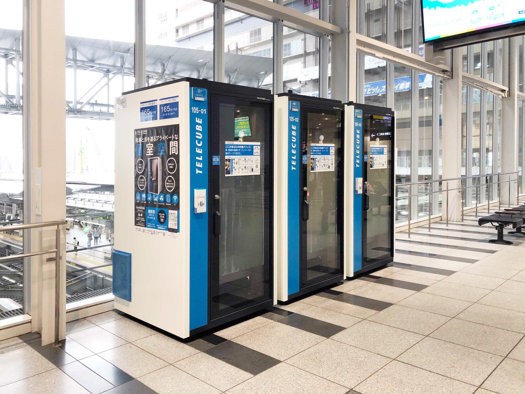 【テレキューブ】JR西日本　大阪駅改札外の個室型ワークブース（105-02）です。視線と音を遮る、プライベートな集中環境。の写真1