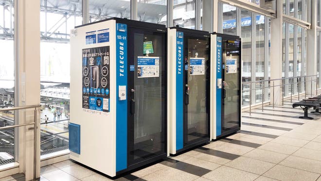 【テレキューブ】JR西日本 大阪駅改札外の個室型ワークブース(105-02)です。視線と音を遮る、プライベートな集中環境。の写真1