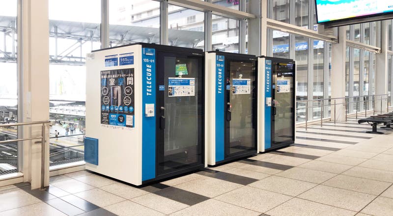 【テレキューブ】JR西日本　大阪駅改札外の個室型ワークブース（105-03）です。視線と音を遮る、プライベートな集中環境。