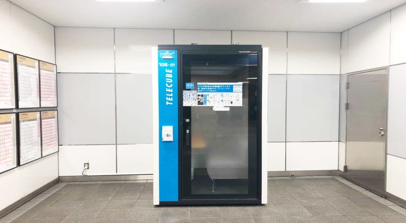 【テレキューブ】名古屋鉄道　金山駅　改札内の個室型ワークブース（108-01）です。視線と音を遮る、プライベートな集中環境。