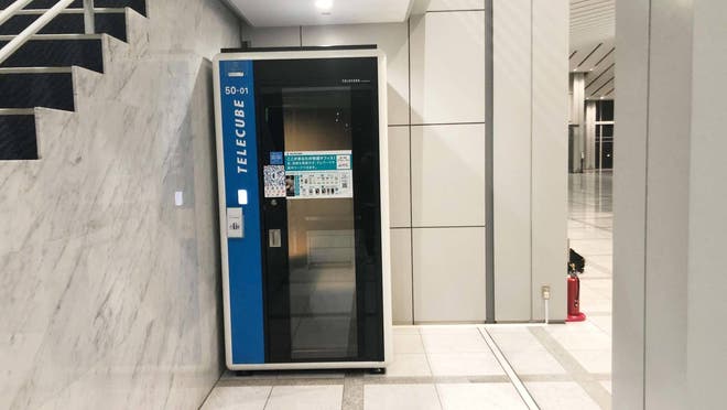 【テレキューブ】梅田センタービルの個室型ワークブース(50-01)です。視線と音を遮る、プライベートな集中環境。の写真1