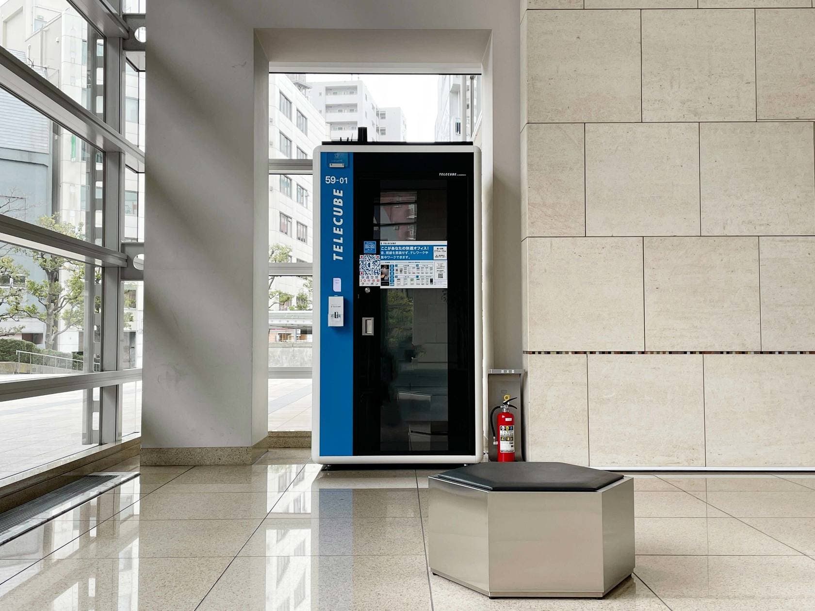 【テレキューブ】ニッセイアロマスクエアの個室型ワークブース（59-01）です。視線と音を遮る、プライベートな集中環境。の写真1