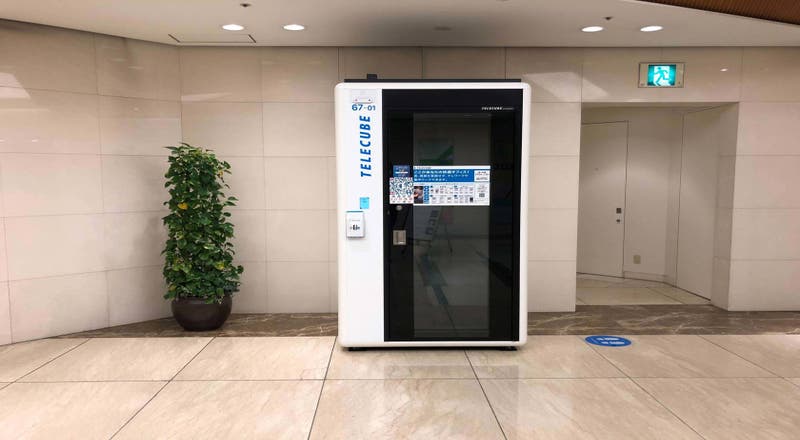 【テレキューブ】ハービスENTオフィスタワーの個室型ワークブース（67-01）です。視線と音を遮る、プライベートな集中環境。