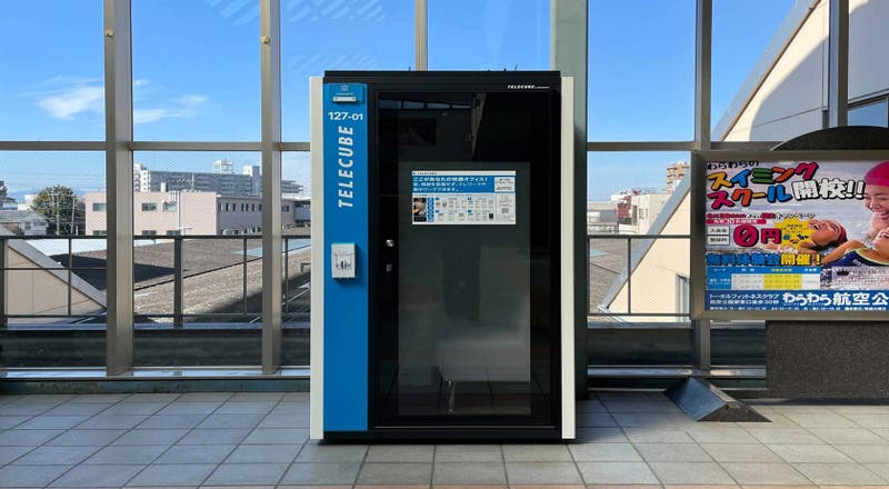 【テレキューブ】西武鉄道　新所沢駅の個室型ワークブース（127-01）です。視線と音を遮る、プライベートな集中環境。