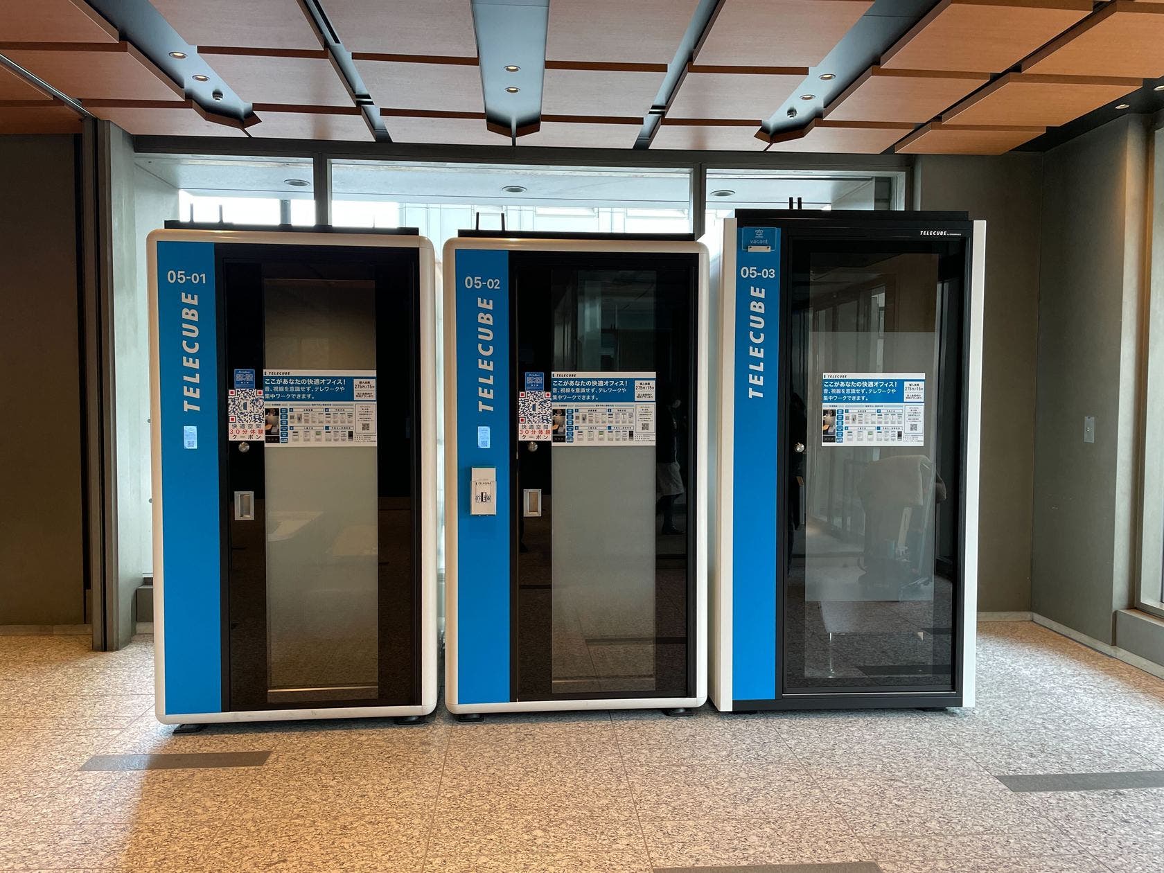 【テレキューブ】日比谷国際ビルの個室型ワークブース（05-03）です。視線と音を遮る、プライベートな集中環境。の写真1