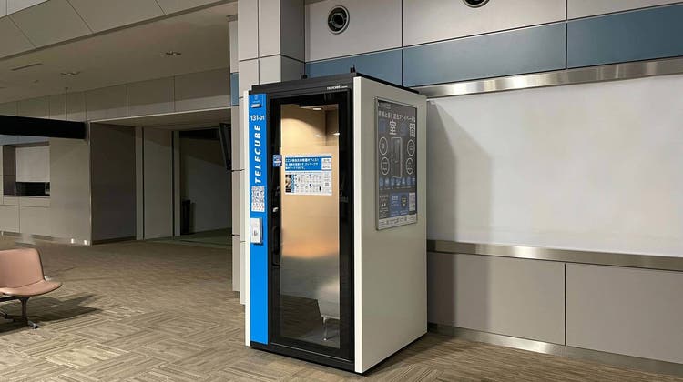 【テレキューブ】仙台空港の個室型ワークブース(131-01)です。視線と音を遮る、プライベートな集中環境。の写真1