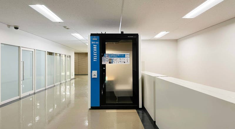 【テレキューブ】三田国際ビルの個室型ワークブース（34-03）です。視線と音を遮る、プライベートな集中環境。