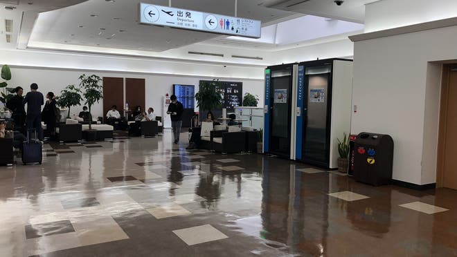 【テレキューブ】鹿児島空港の個室型ワークブース(139-01)です。視線と音を遮る、プライベートな集中環境。の写真1