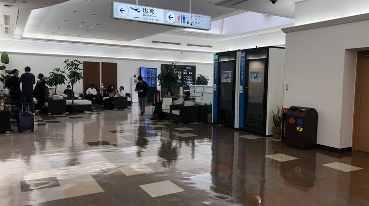【テレキューブ】鹿児島空港の個室型ワークブース(139-01)です。視線と音を遮る、プライベートな集中環境。の写真1