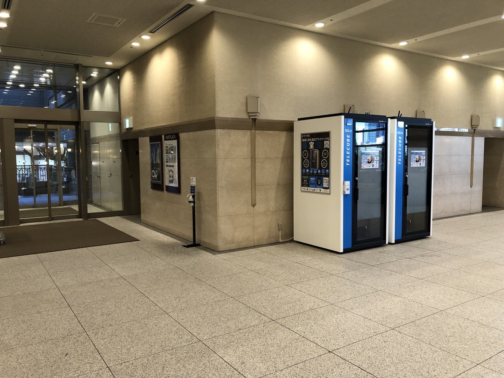 【テレキューブ】大阪アメニティパークの個室型ワークブース（143-01）です。視線と音を遮る、プライベートな集中環境。の写真1
