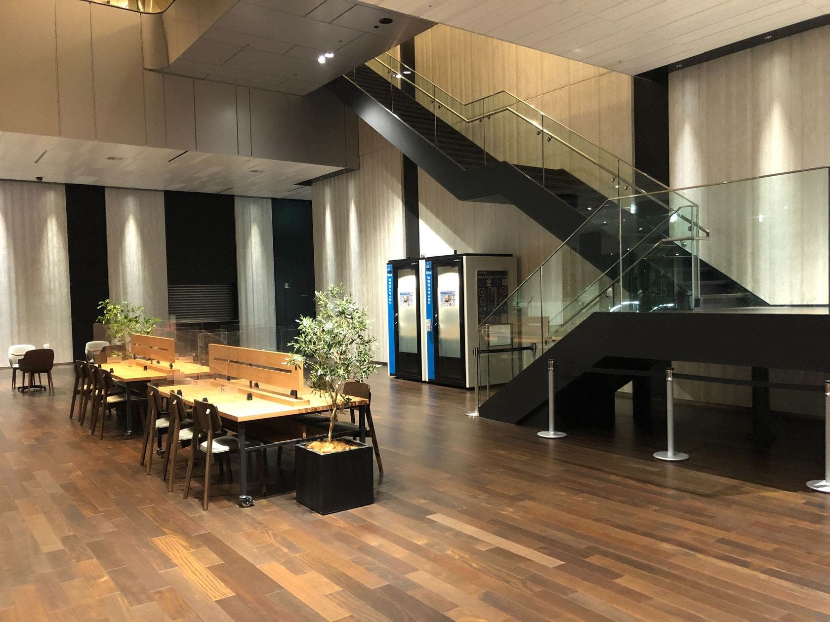 【テレキューブ】大阪梅田ツインタワーズ・サウスの個室型ワークブース（144-01）です。視線と音を遮る、プライベートな集中環境。の写真1