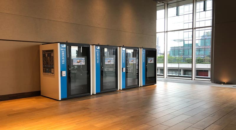 【テレキューブ】グランフロント大阪タワーAの個室型ワークブース（145-01）です。視線と音を遮る、プライベートな集中環境。