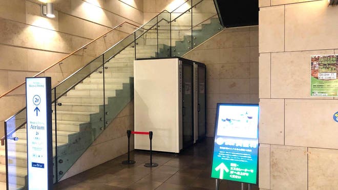 【テレキューブ】赤坂Bizタワー 1階の個室型ワークブース(152-02)です。視線と音を遮る、プライベートな集中環境。の写真1